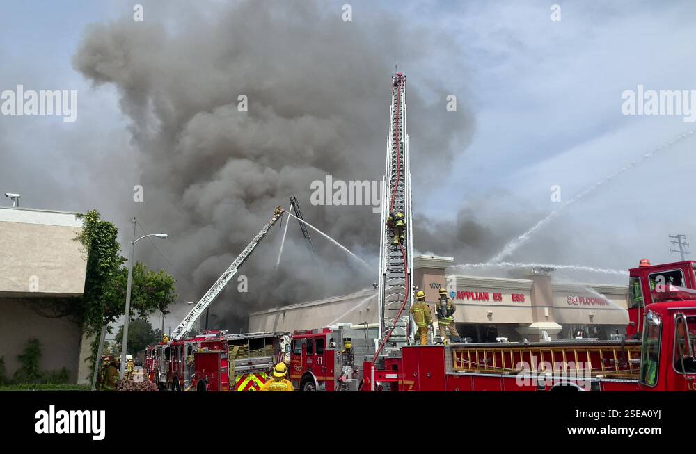 Smoke plume from large Stock Videos & Footage - HD and 4K Video Clips ...