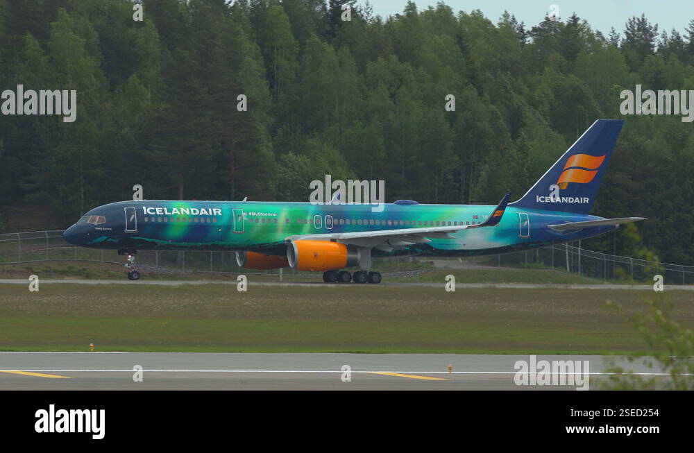 beautiful airplane icelandair boeing 757 hekla aurora livery taxiing ...