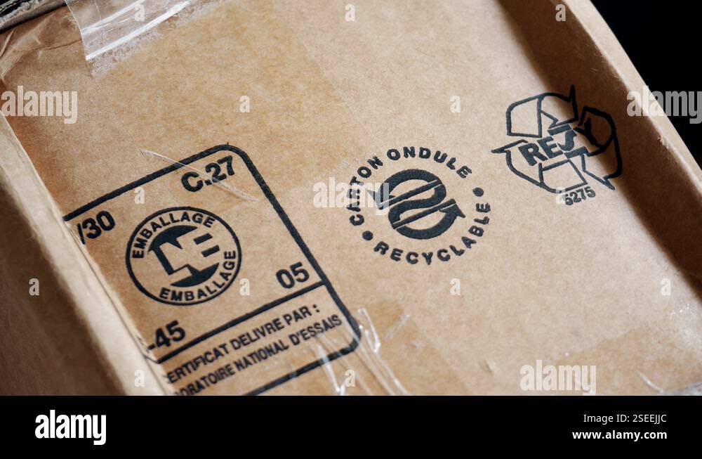 Carton ondule recyclable sign. Emballage Certificat. Signage on product ...
