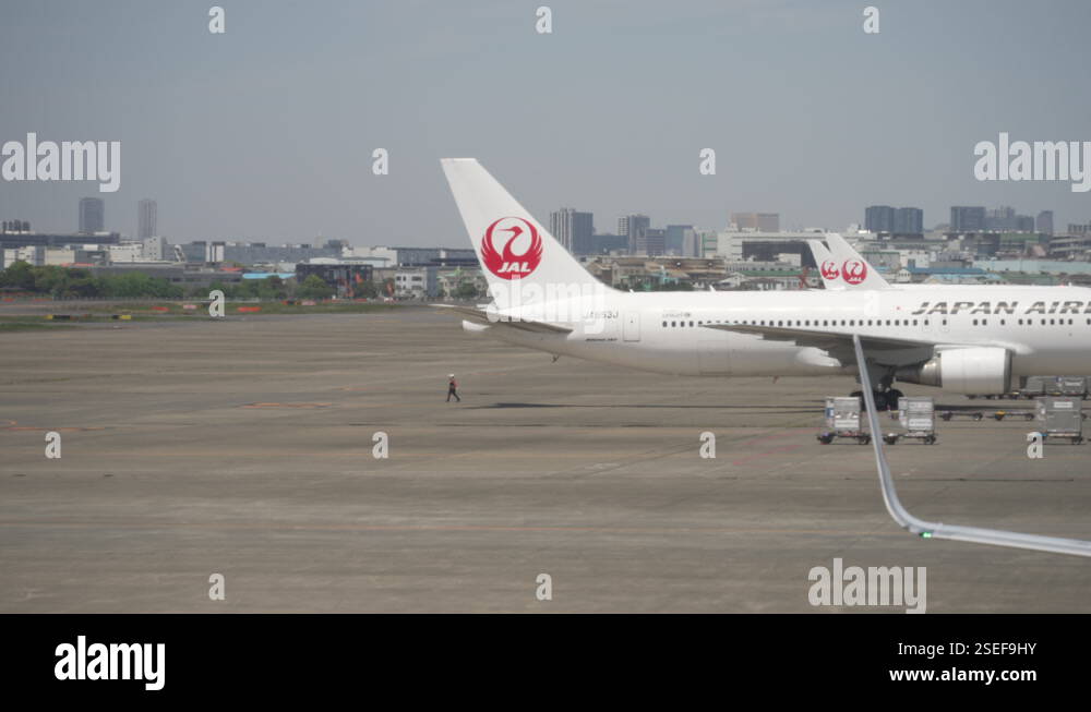 Japan Airlines Boeing 787 Pushed Backwards By Towbarless Tug At Haneda ...