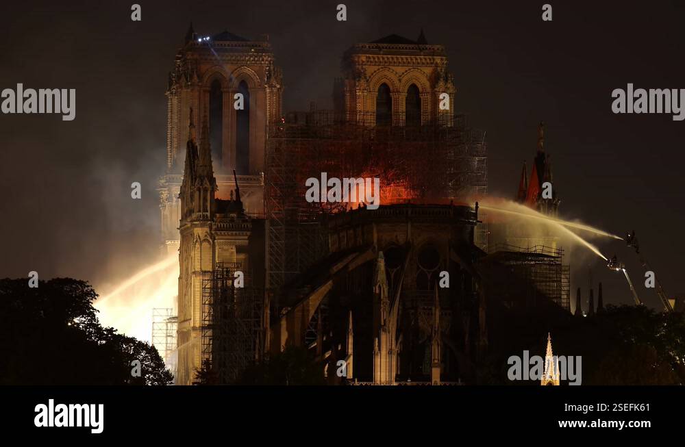 Firefighters are doing their best to extinguish the Notre-Dame de Paris ...