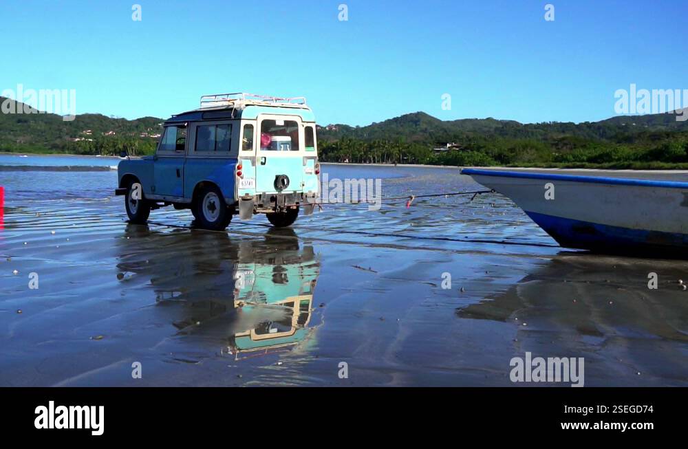 Old range rover Stock Videos & Footage - HD and 4K Video Clips - Alamy