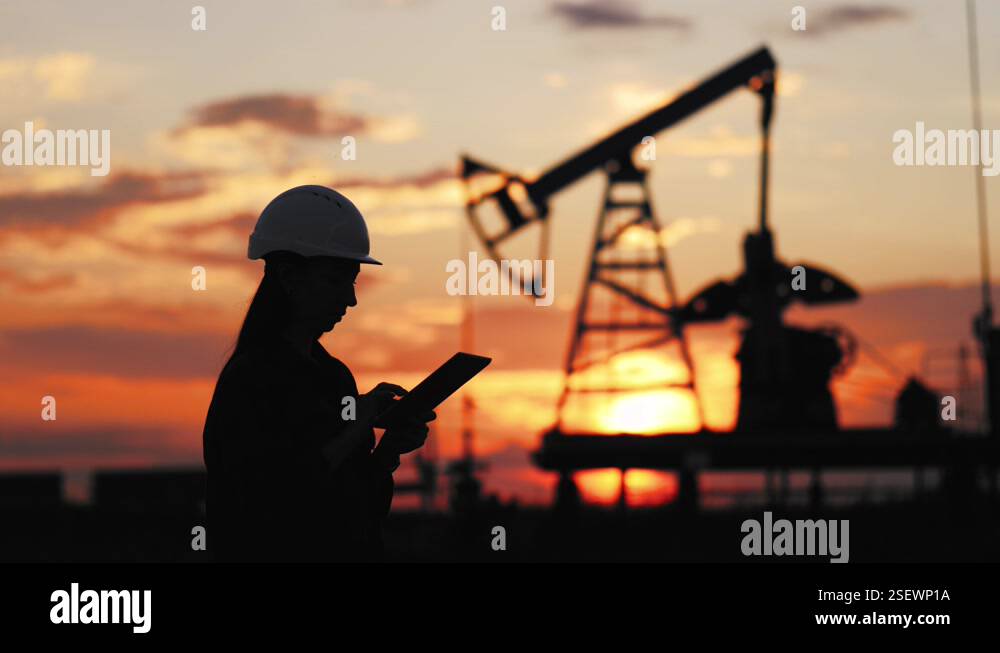Industrial, oil and gas concept. Silhouette working engineer oil rig ...