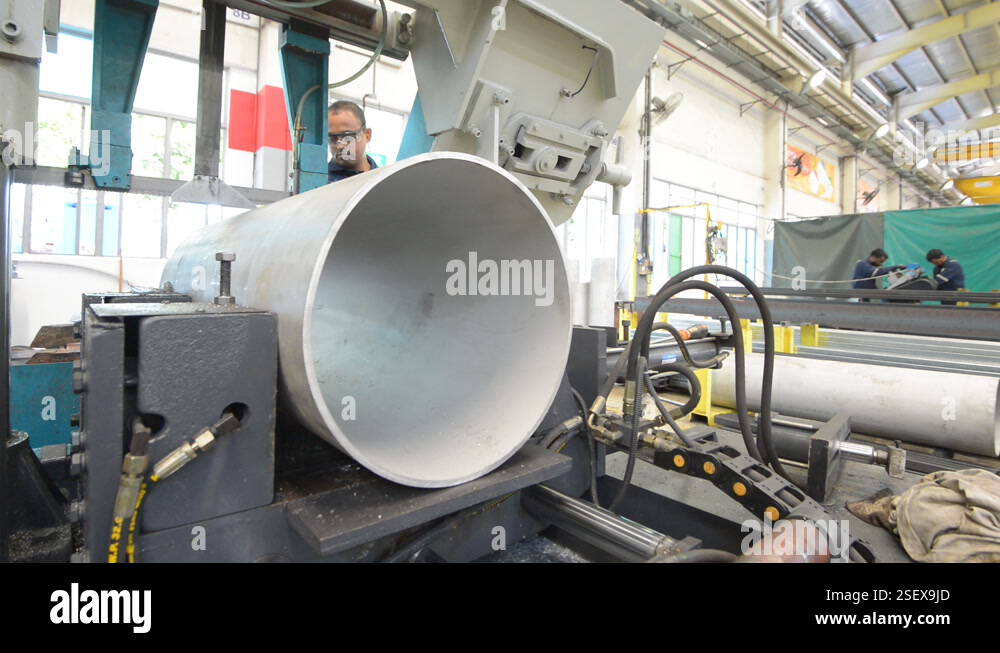 Large Diameter Steel Pipe On A Horizontal Bandsaw Cutting Machine ...