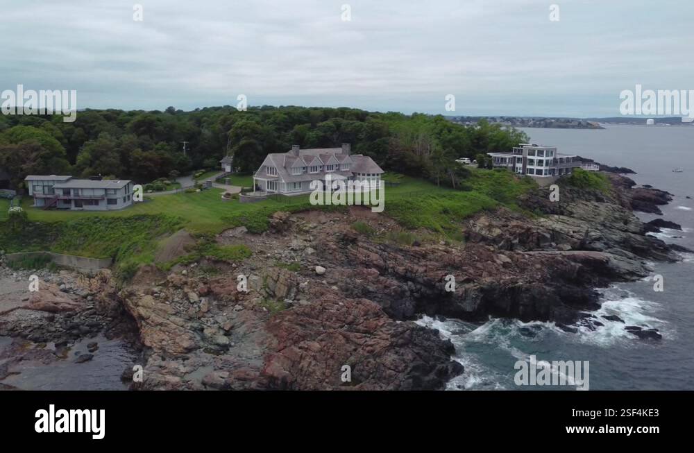Wealthy luxurious residential mansions at the edge of a cliff seaside ...