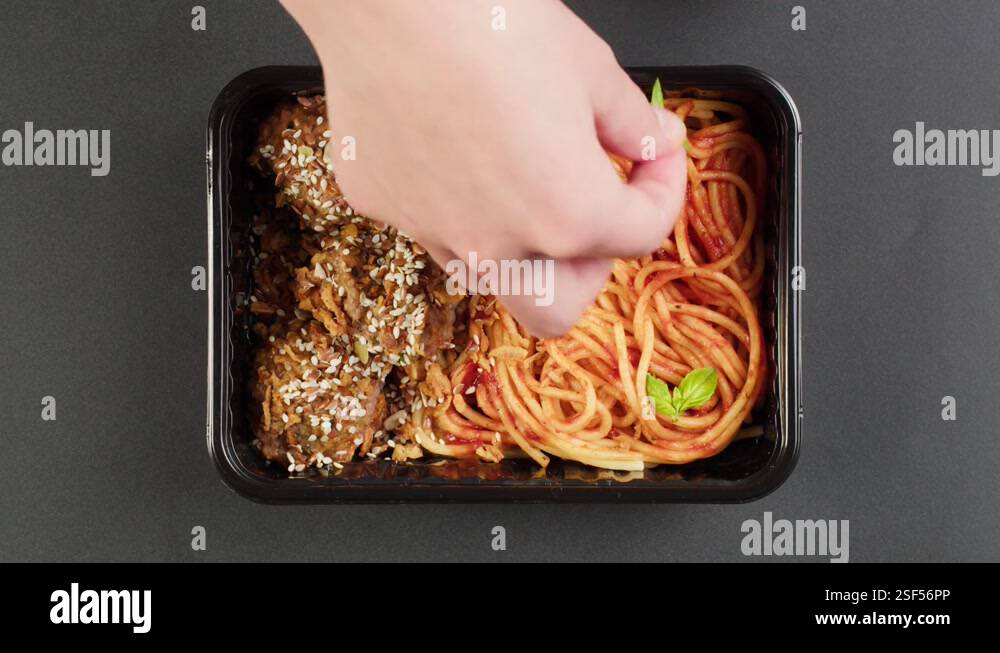 Italian spaghetti with meat in lunch box close-up. Food delivery top ...