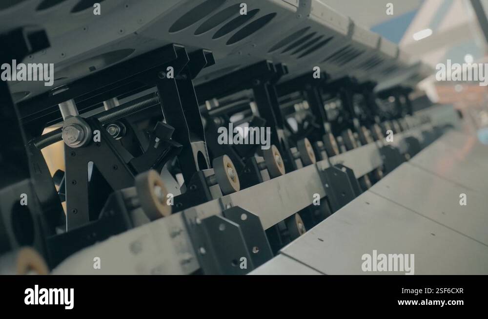 A closed-loop chain conveyor consists of trolleys connected in series ...
