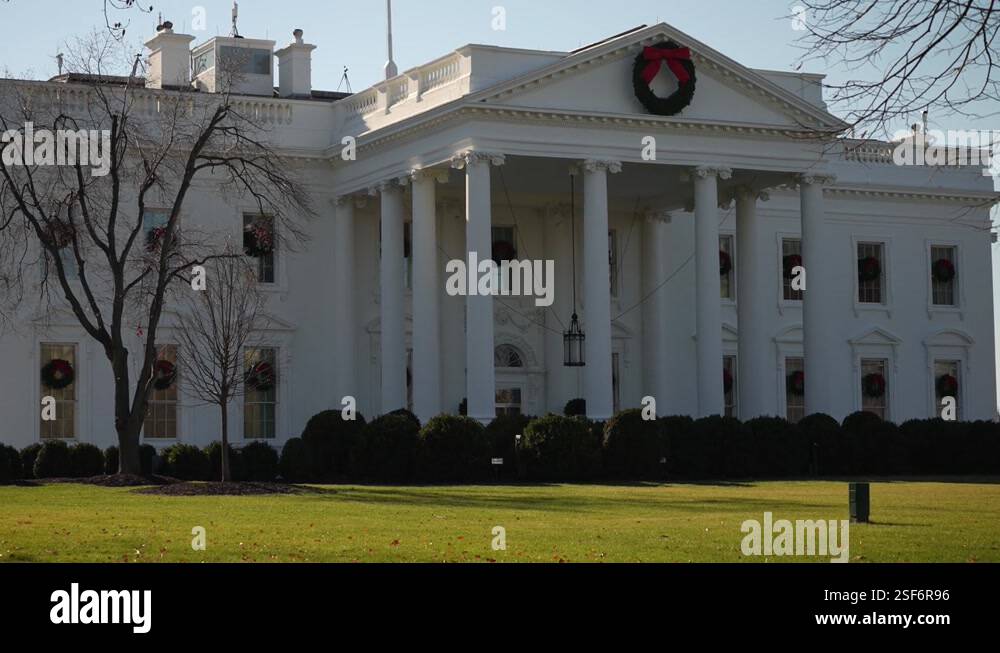 Closeup view of the US Presidents home, the White House in Washington ...