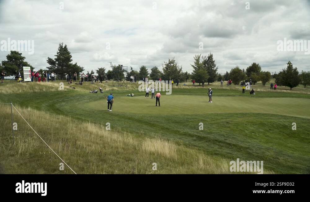 Golf players taking turns for their final shots at a golf tournament ...