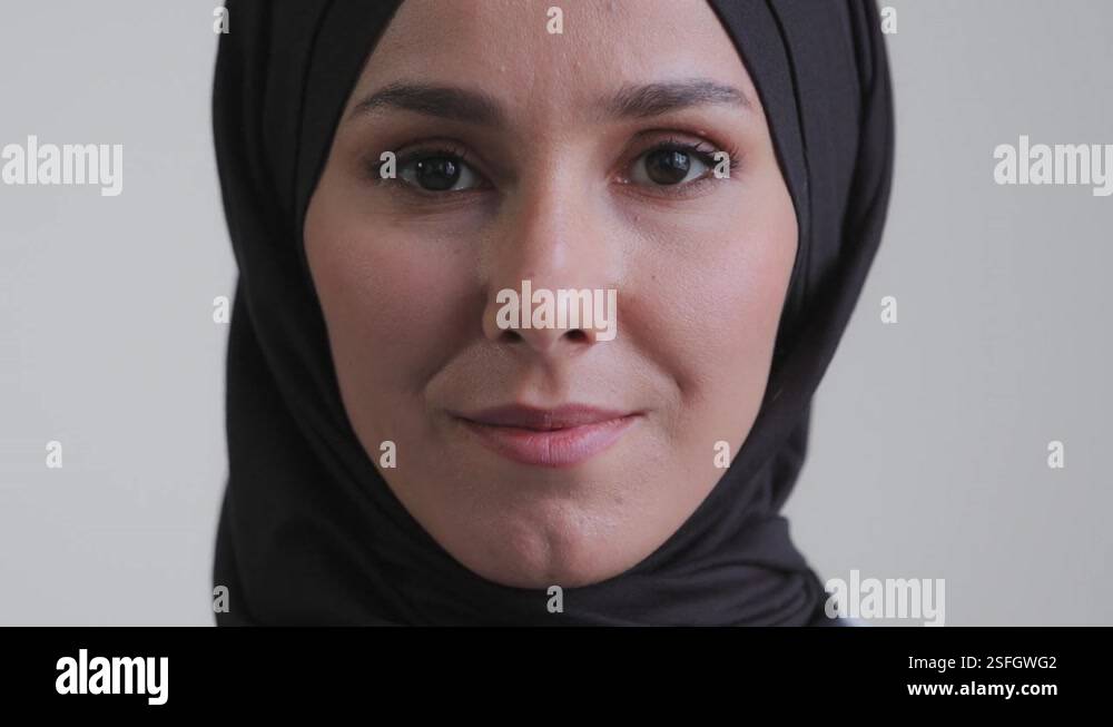 Close-up arabian human female face islam woman with natural makeup ...