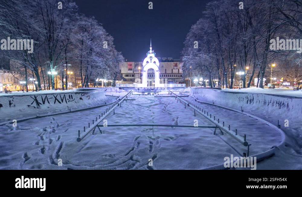 Mirror stream or glass stream timelapse - the first symbol of the city ...