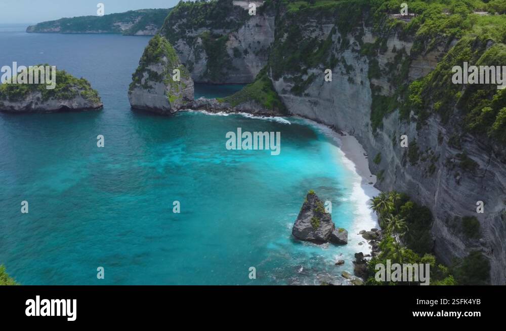 Flying past Jogglo Viewpoint revealing turquoise water at Diamond Beach ...