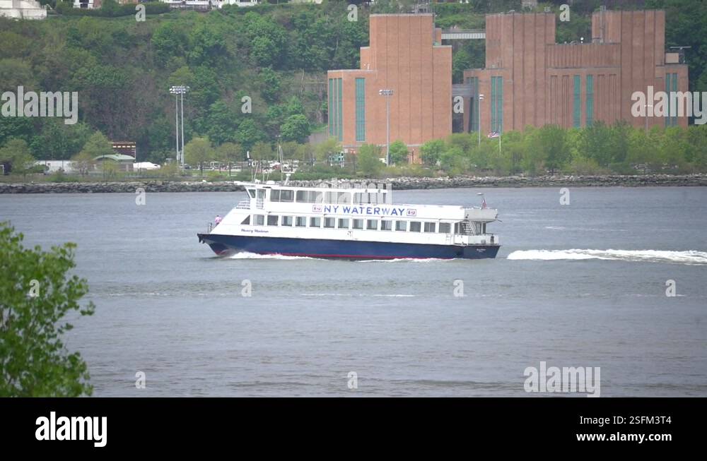 New York Waterway ferry on east river Stock Video Footage - Alamy
