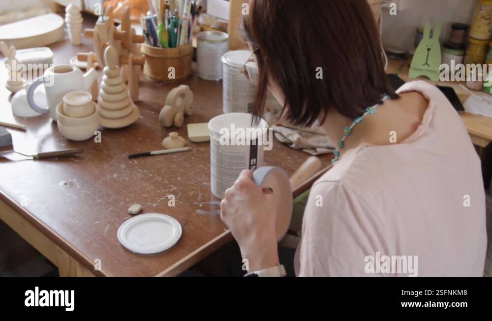 The artist in the workshop is working on drawing drawings on blanks ...