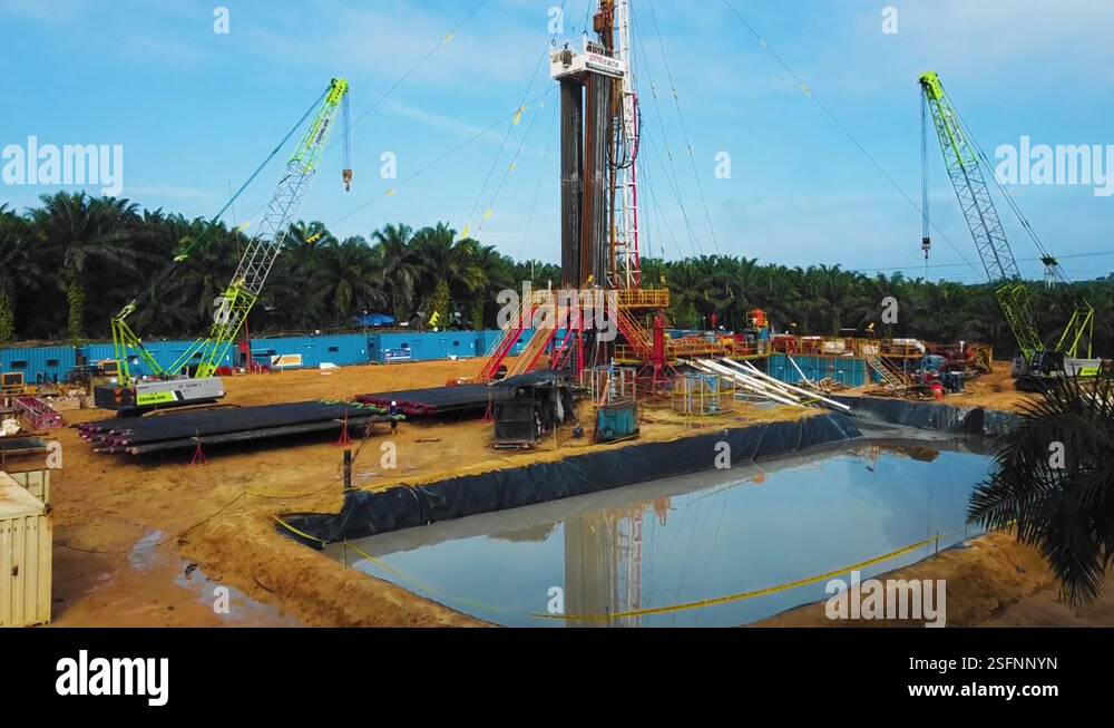 Cinematic Onshore Drilling and Workover Rig structure for oil ...