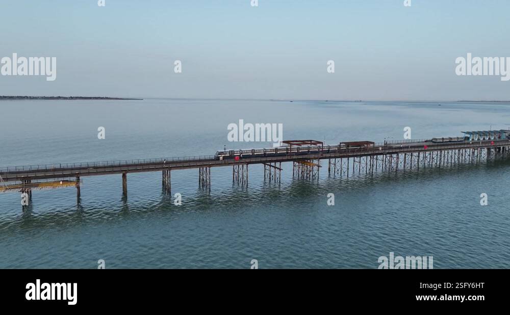 Slowly moving train approach to Southend Pier terminal station Stock ...