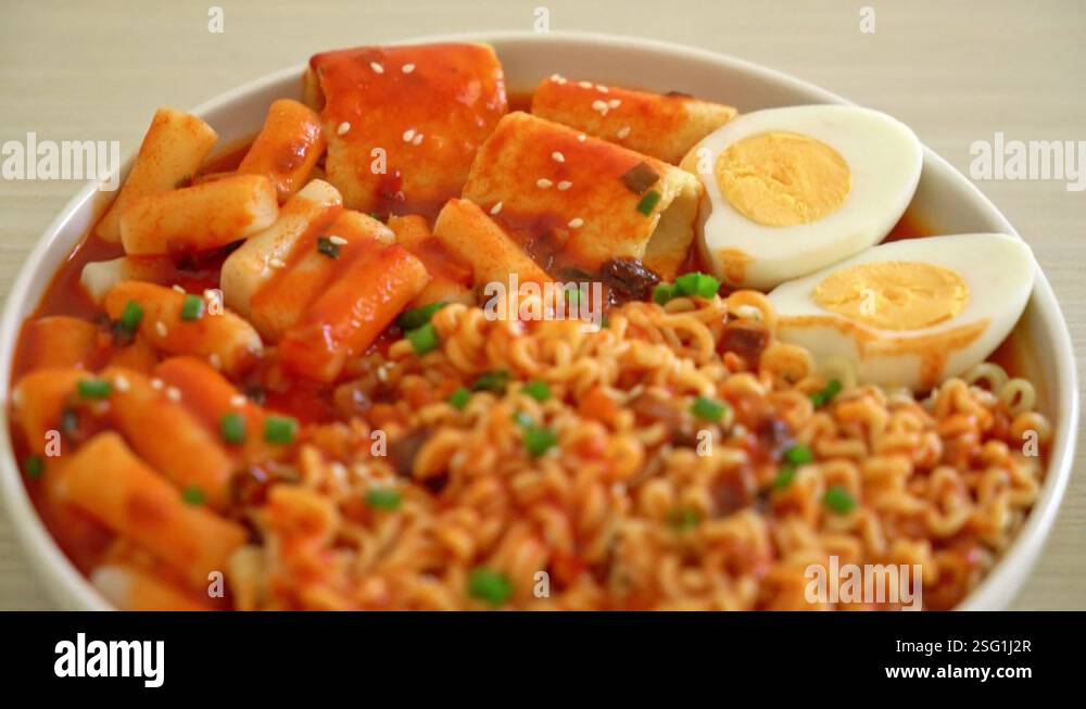 Korean instant noodles with Korean rice cake and fish cake and boiled ...