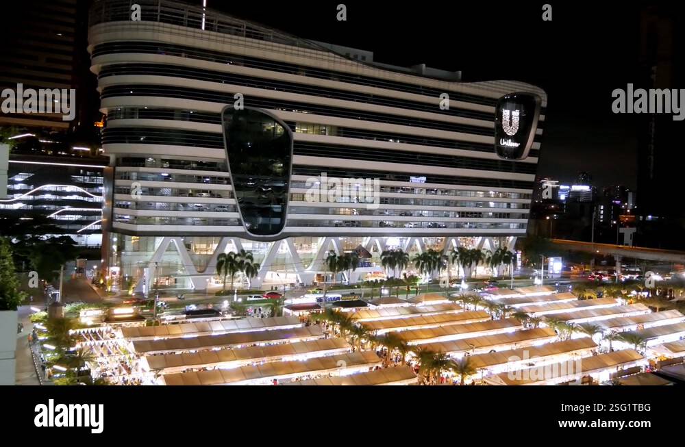 JODD Fairs night market with many peoples to shopping and eating street ...