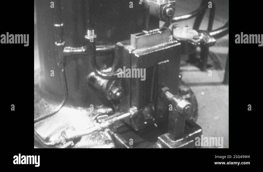 1950s: Animation of how a four stroke engine works: intake, compression ...