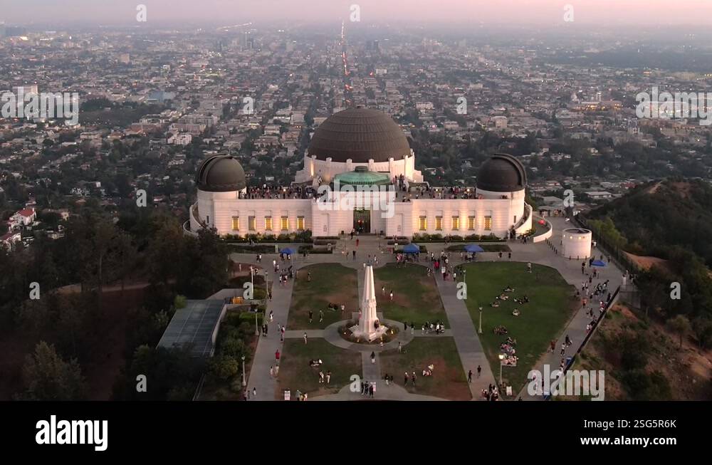 The famous Griffith Observatory on Mount Hollywood overlooks the smoggy ...