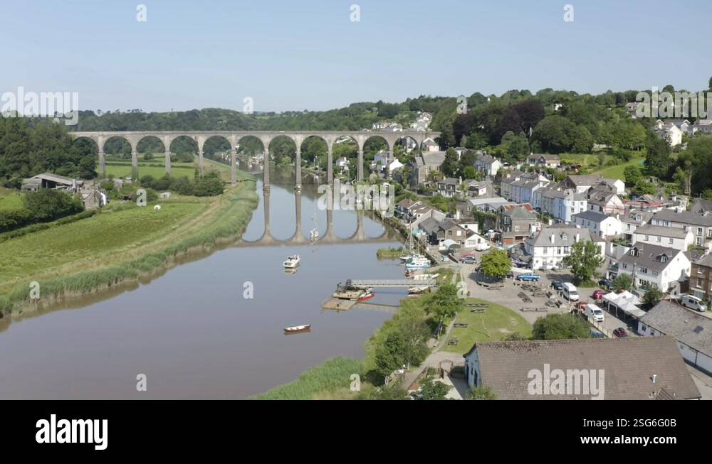 Calstock Viaduct With Reflection On River Tamar At Daytime In Cornwall ...