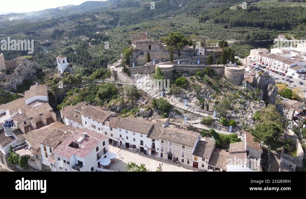 Beautiful white washed village and 11th century castle In Guadalest ...
