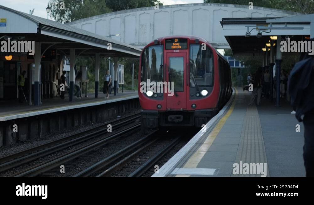 London kew bridge station Stock Videos & Footage - HD and 4K Video ...