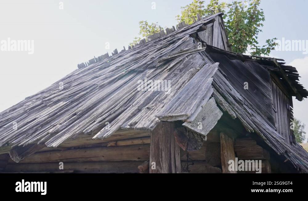 Old wooden roof hutsul house on meadow of Carpathian Mountains ...
