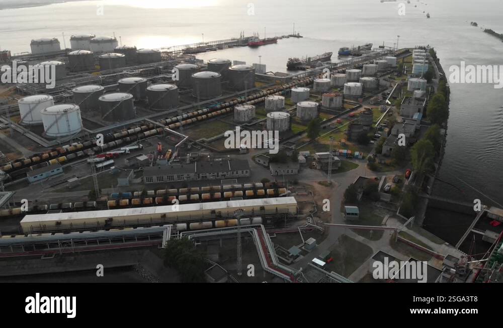 Gas cargo tanks Stock Videos & Footage - HD and 4K Video Clips - Alamy