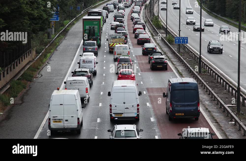 Heavy, slow moving morning rush hour traffic on the M4 motorway Stock ...