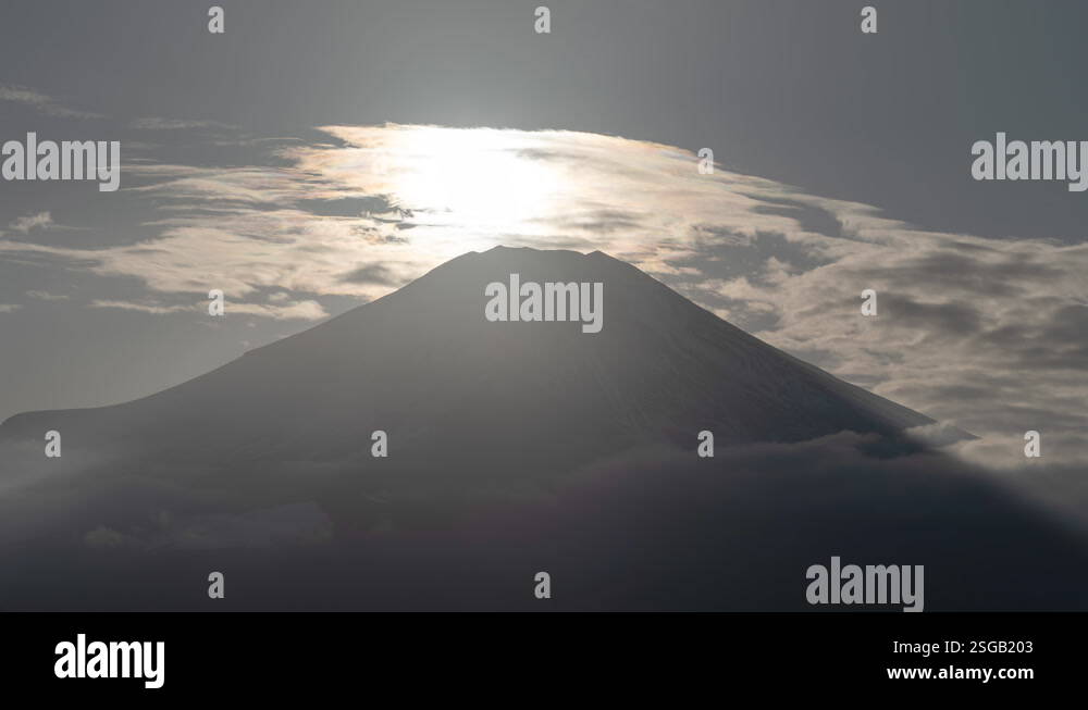 Sunset over the Summit of Mt. Fuji (Diamond Fuji, Timelapse | Zoom Out ...