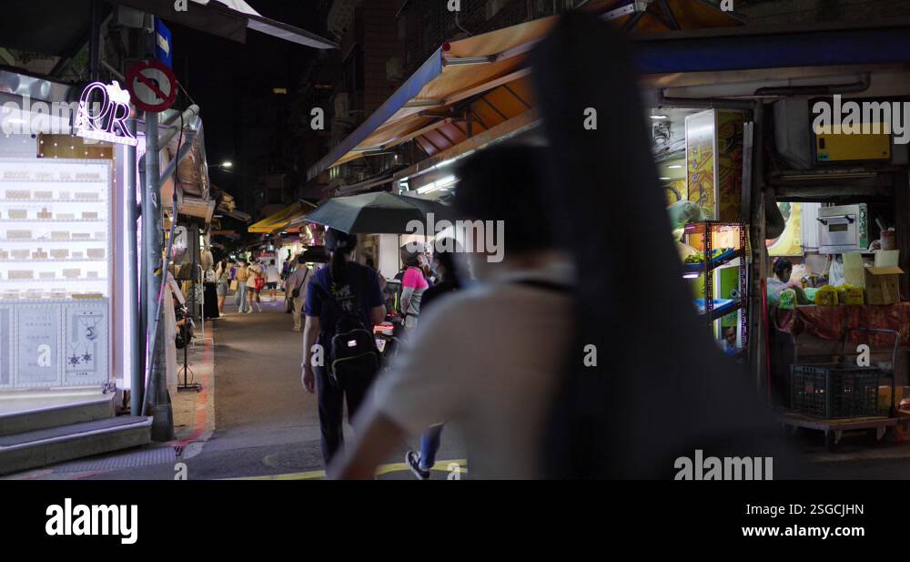 Taipei, Taiwan 01 September 2022: Shida Night Market in Taipei city ...