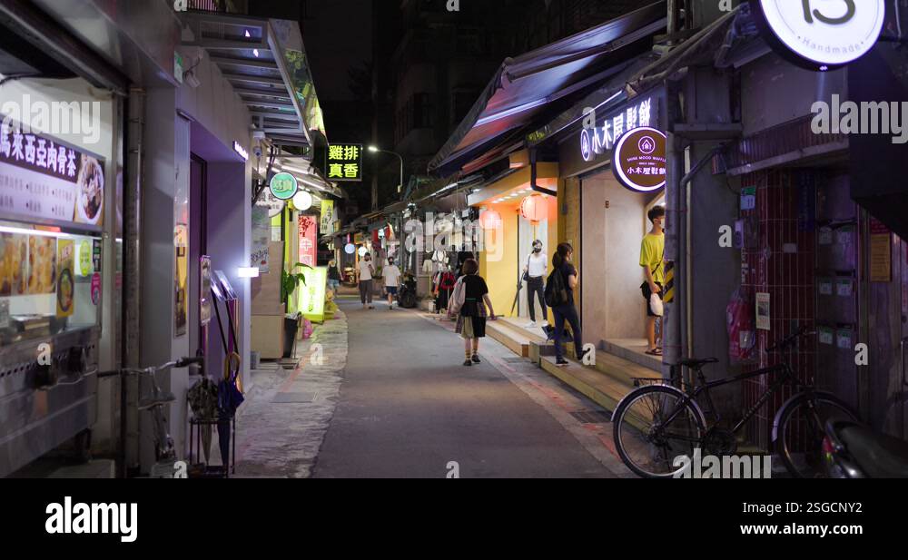 Taipei, Taiwan 01 September 2022: Shida Night Market in Taipei city ...