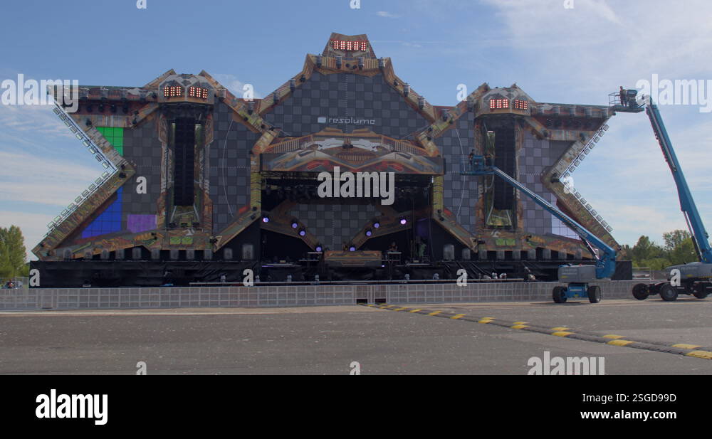 Dance floor before rave Spectacular stage decoration projection design ...