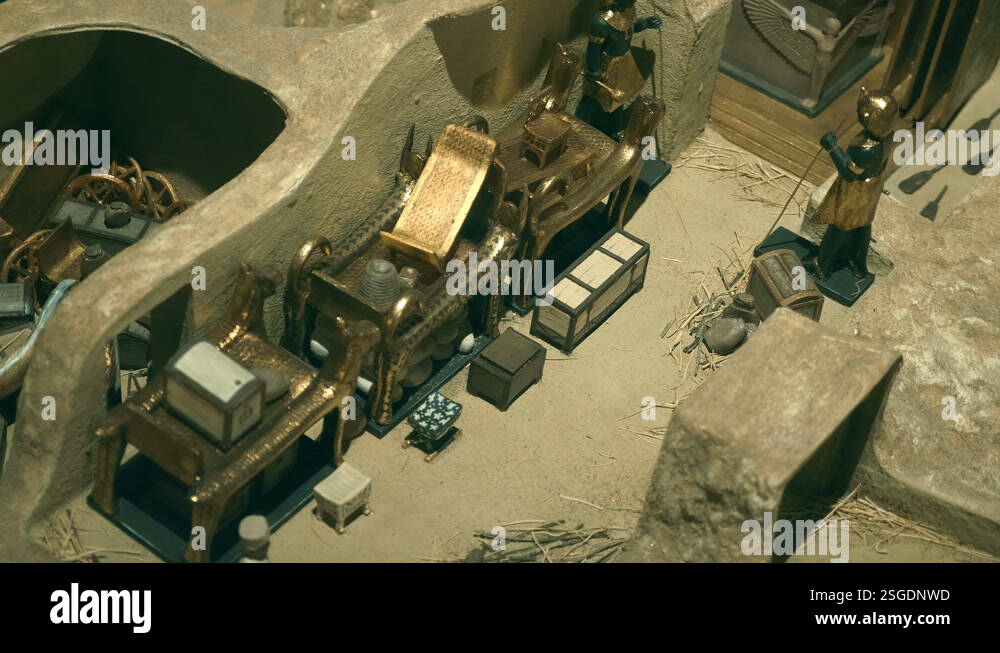 Reduced copies of the tomb of Tutankhamun where you can see in detail ...