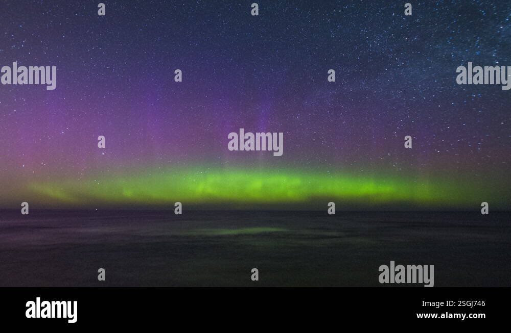 Time-lapse of the Northern Lights (aurora borealis) in the night sky ...