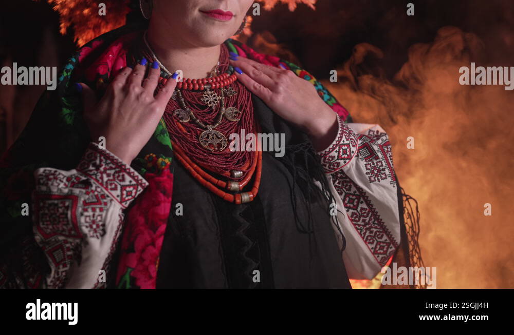 Antique jewelry Stock Videos & Footage - HD and 4K Video Clips - Alamy