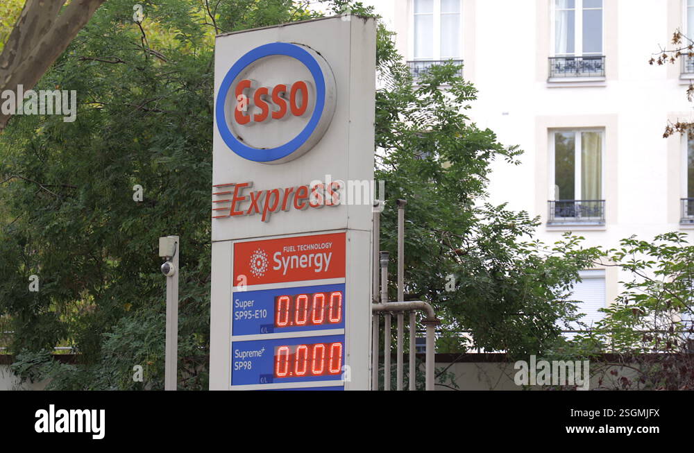 Esso gas station with no gasoline available during a refinery strike in ...