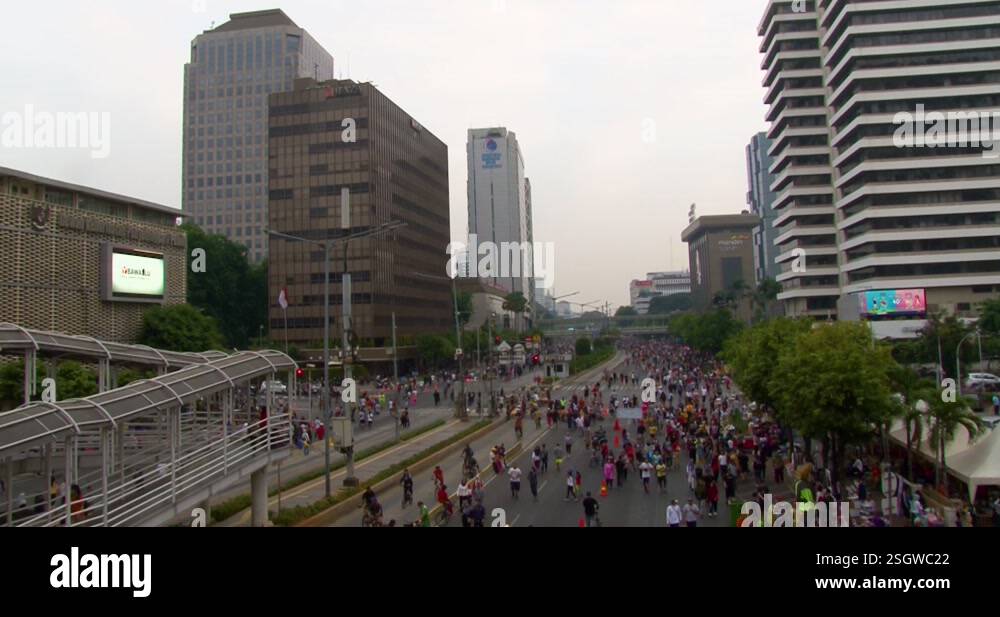 A crowd of people enjoy Sunday morning near Bunderan Hotel Indonesia ...