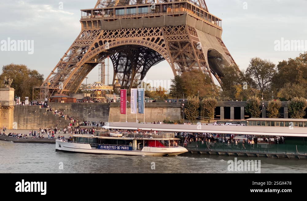 Vedettes de Paris dock and Eiffel Tower seen from the Port Debilly in ...