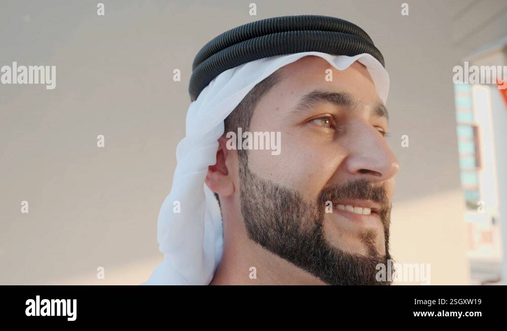 Close up of bearded Arab wearing Ghutra Kandura. Emirati man looking ...