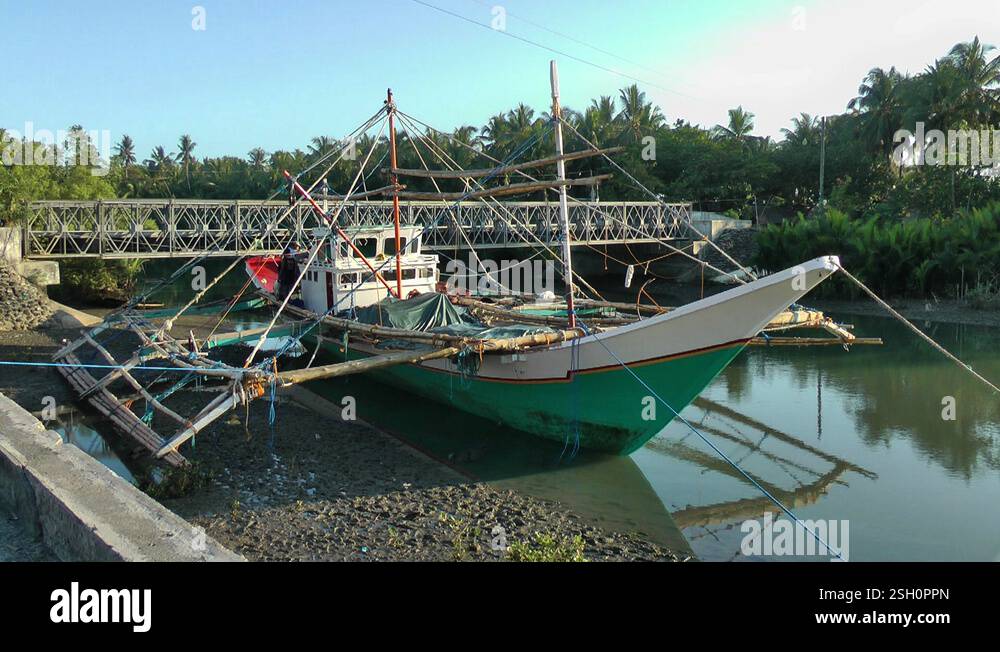 Traditional filipino banka outrigger fishing boat in the Philippines ...