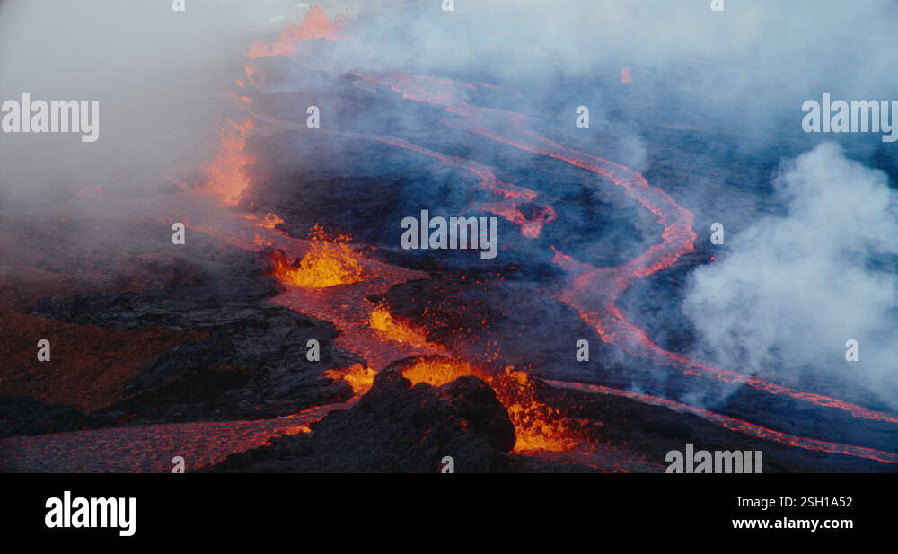 Volcano Eruption Hawaii Mauna Loa 2022 Stock Video Footage - Alamy