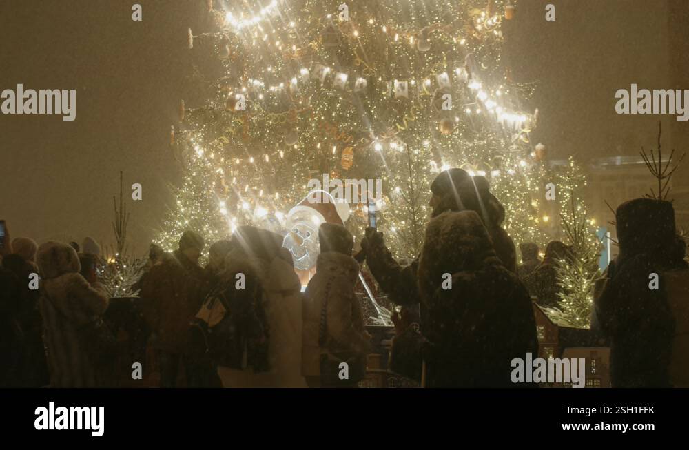 People walks near the xmas tree Stock Video Footage - Alamy