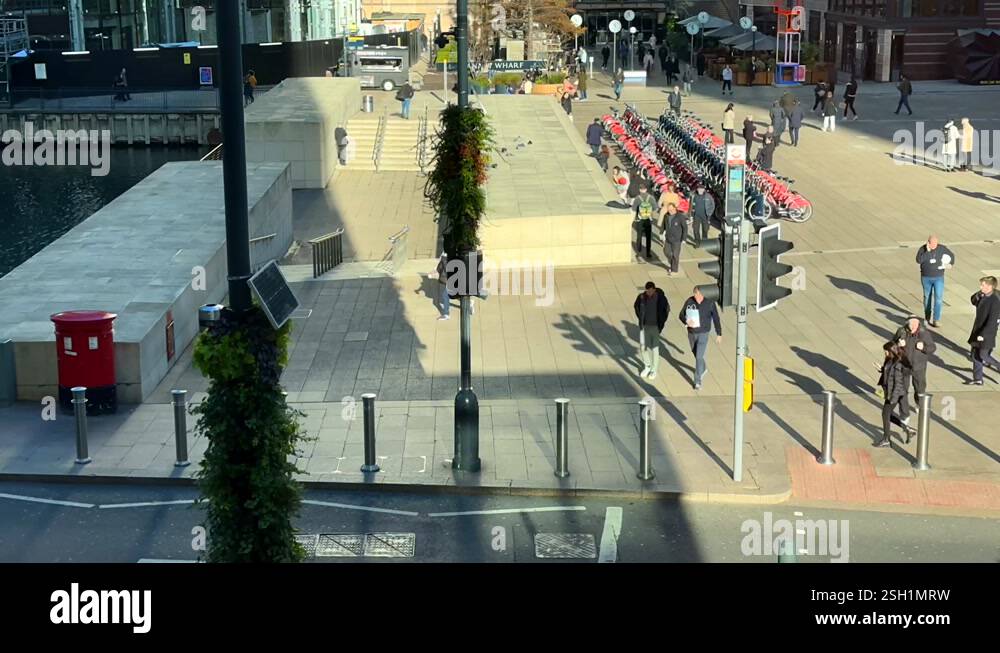 Timelapse of people walking and commuting to work on busy London street ...