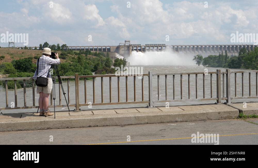 Photographer on bridge shoots Vaal River Dam releasing flood water ...