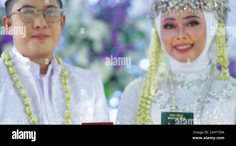 Indonesian bride and groom holding marriage book. Indonesian wedding ...