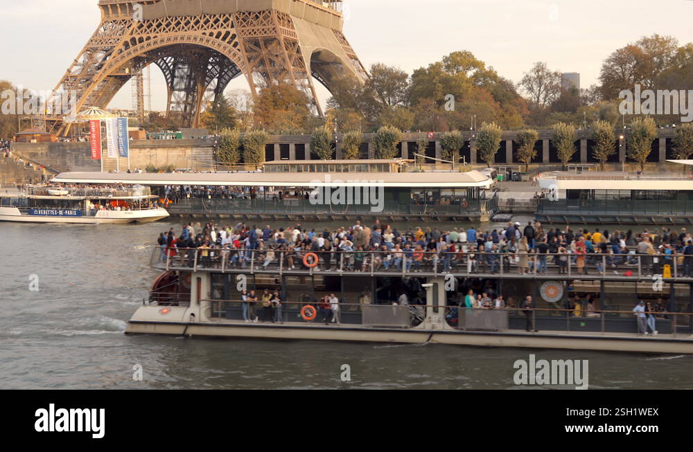 Bateaux tour paris Stock Videos & Footage - HD and 4K Video Clips - Alamy