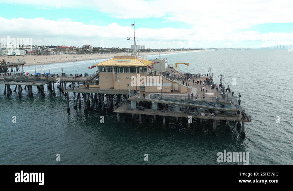 alt flying counter clockwise around end of iconic Santa Monica Pier Stock Video Footage - Alamy