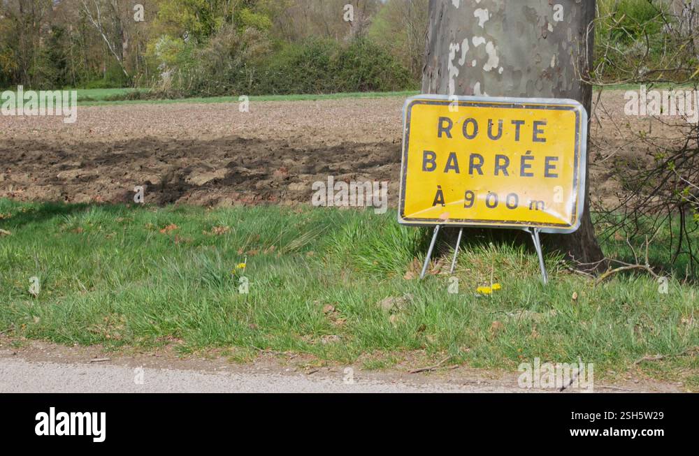 Tilt up showing a "Close Road" sign in french on a rural area Stock ...